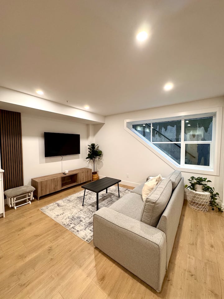 Stylish Private Suite • Fast Wifi • Prime Location - Langley