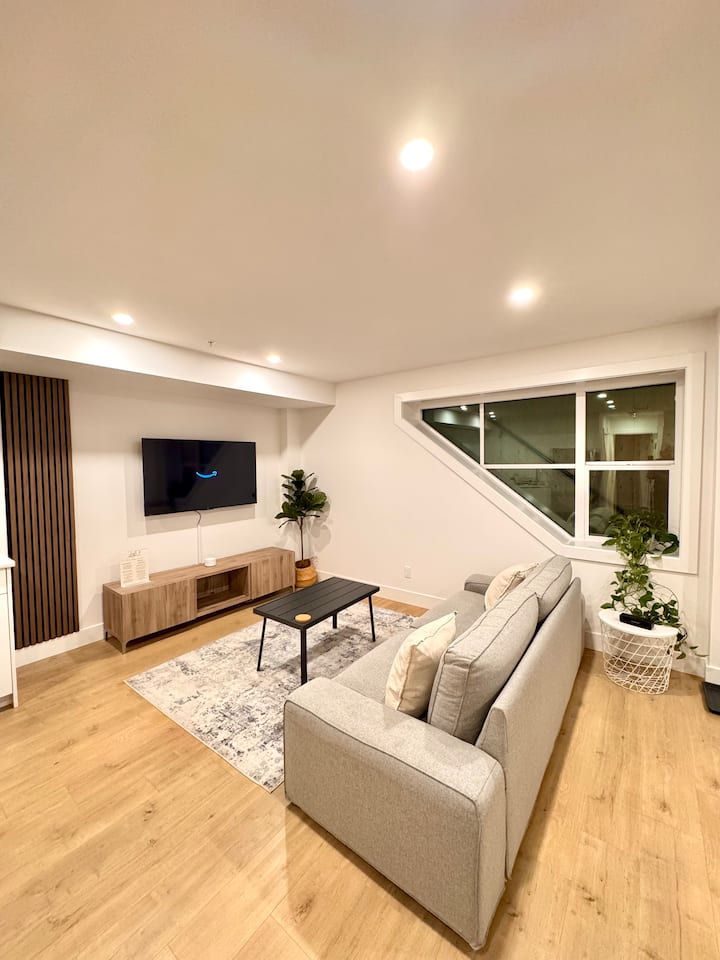 Modern Private Suite • Fast Wifi • Prime Location - Canada