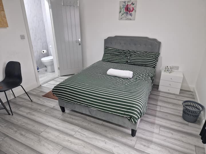 Cosy Double Bed, En-suite Shower/toilet - Wi-fi-tv - Luton