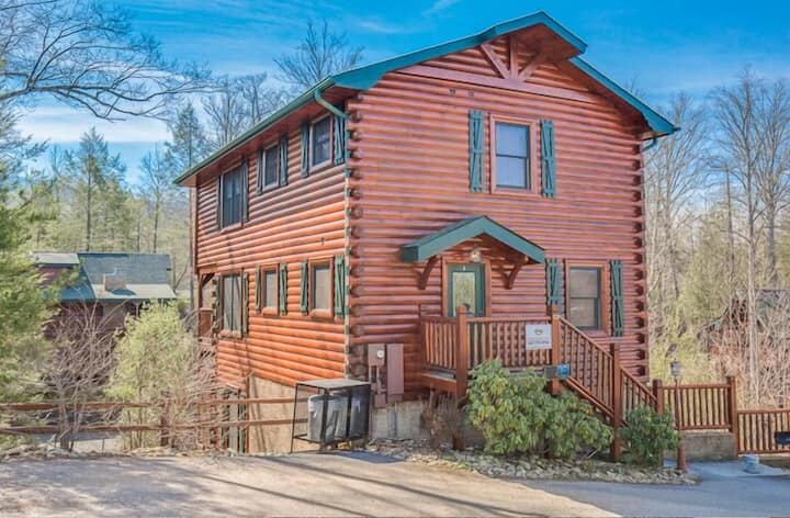 Spacious 5-bedroom Cabin In Gatlinburg Hot Tub - Gatlinburg, TN