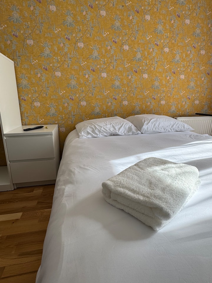 Chambre Jaune Arrivée Autonome Paris & Disney - Ozoir-la-Ferrière