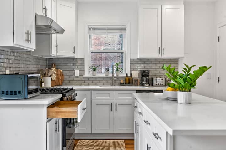 The Cambridge Contemporary Spacious Home - Cambridge, MA