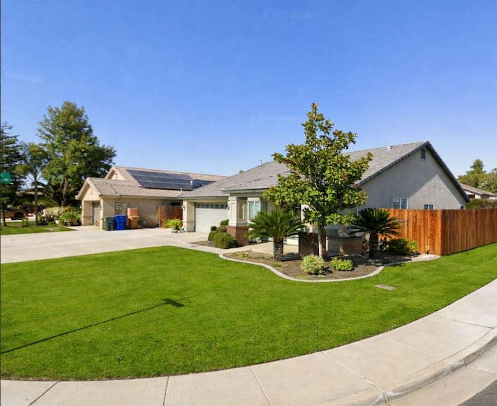 Cozy Corner Home | Family Friendly | Fast Wifi - Bakersfield, CA