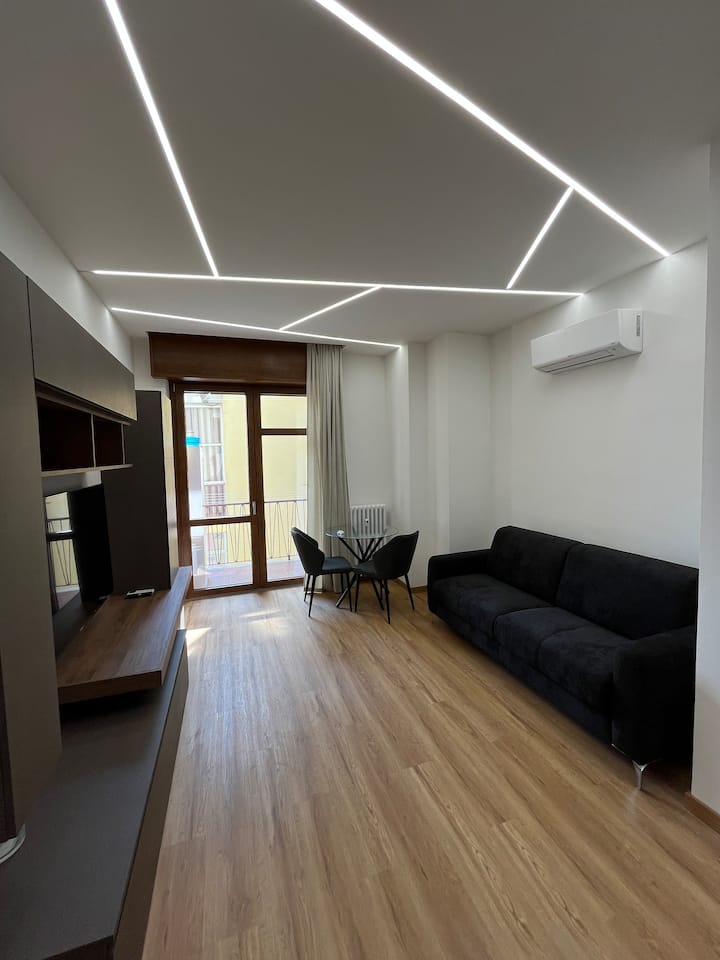 Elegante Monolocale Con Doccia Walk-in - Asti