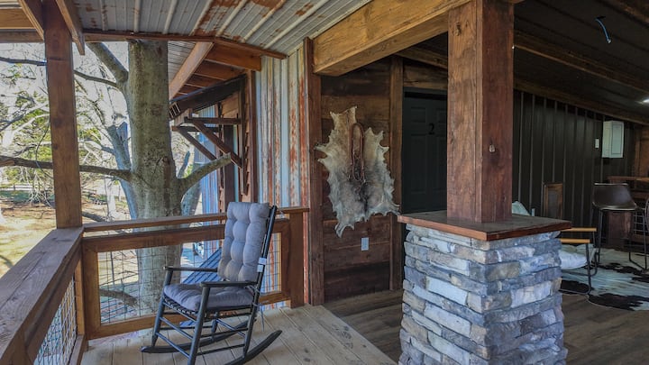 Loft 2 On The Farm! Overlooking Watusi Cattle - Jacksonville