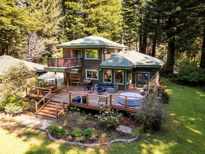 Gorgeous Forest Home W/ Deck And Redwood Views - Trinidad, CA