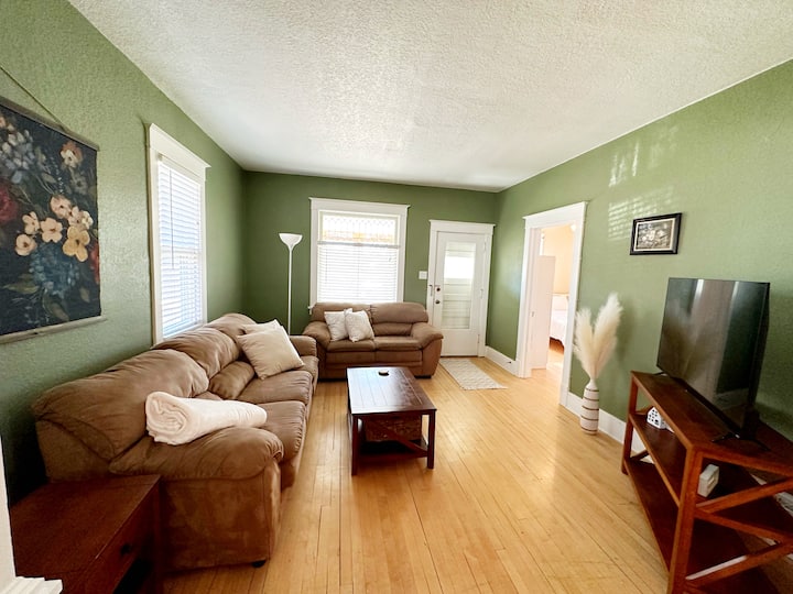 Downtown Clean & Cozy Getaway - North Dakota