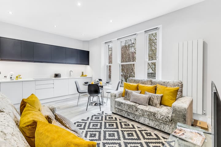 Family Area | Safe | High Ceilings | Sleeps 8 - London