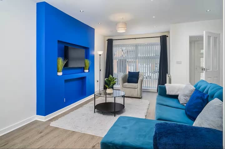 4bdr House, Parking, Pool Table! 5 Min To City - 