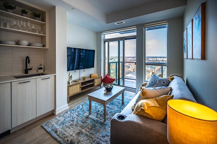 A+ Location! Walk To Stores, Shops & Transport. - Toronto