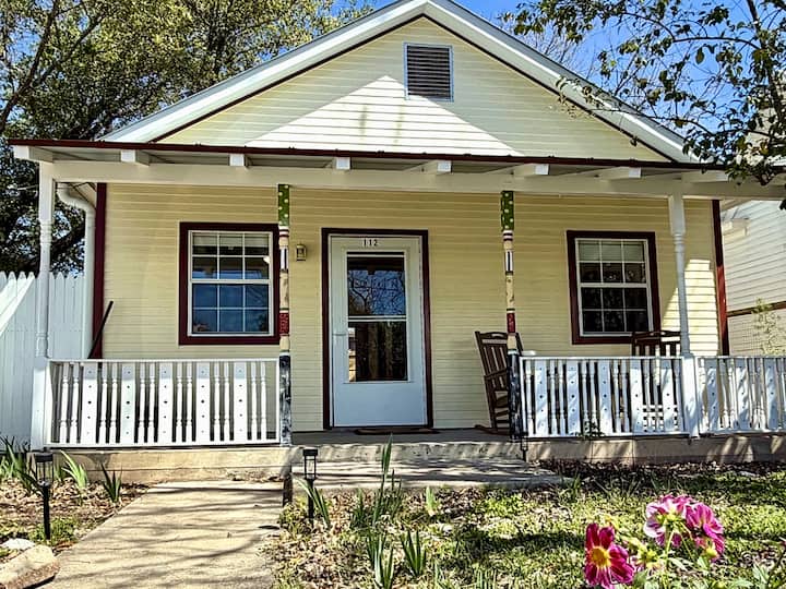 Comfy Bungalow • Hot Tub • Walkable • Pet Friendly - Fredericksburg