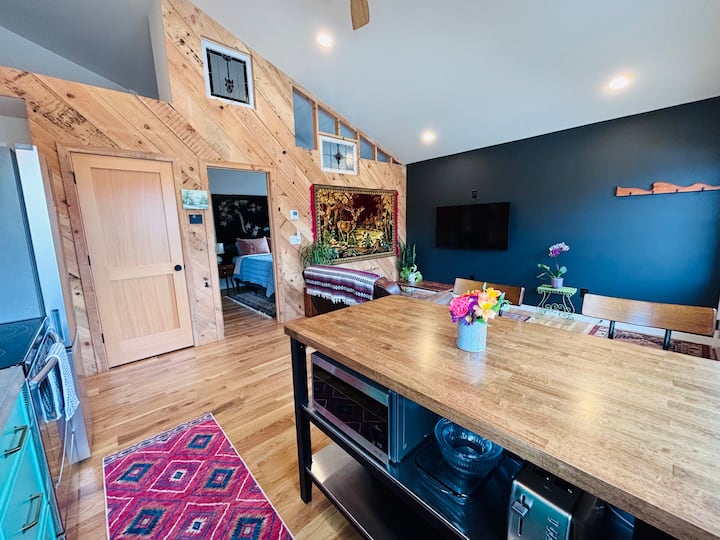 Eclectic Loft Guesthouse - Boise