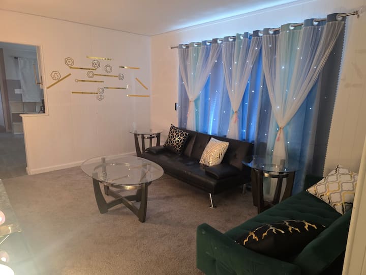Cozy Newly Furnished 2 Bedroom Unit - Manchester, NH