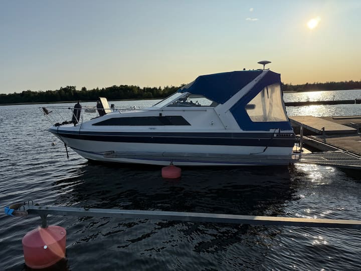Motorbåt Och Flera Hus På En Gård Med Bastu - Värnamo