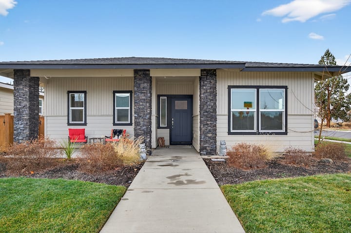 House Near The Canyon - Smith Rock State Park, Oregon