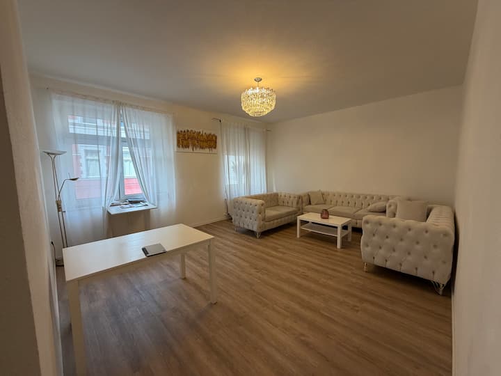Großzügige Lichtdurchflutete Wohnung Im Zentrum - Düsseldorf