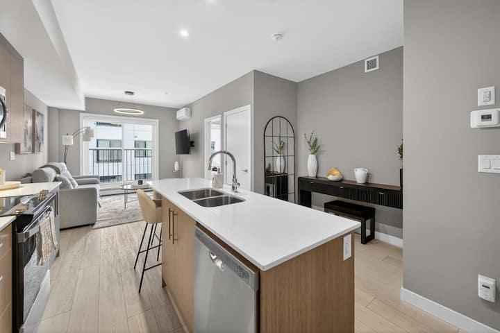 Luxury 2br | Near Stampede | Modern | Ac - Calgary
