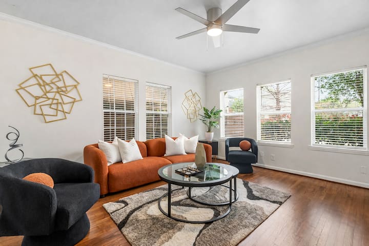 Modern Montrose Retreat/ King Bed/ Pool Table - Houston, TX