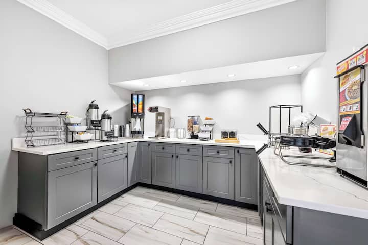 Comfortable Stay Near Uah & Space Center | Parking - Huntsville, AL