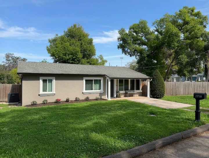 Spacious 3br Lux Home With Huge Yard Near Parks - Tampa
