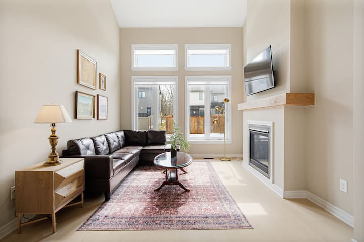 Elegant Townhouse • Sleeps 8 • Prime Location - Ottawa