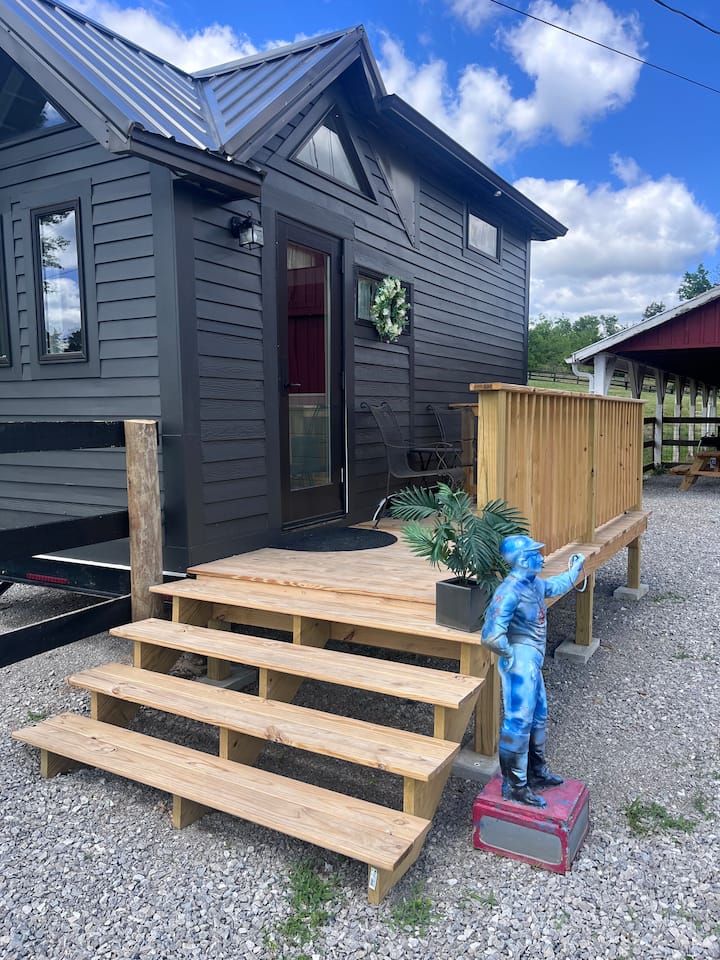 Tiny House Barn Side: Horses Welcome Near I-75 - Lexington, KY