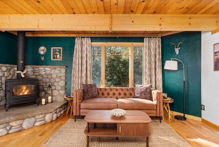 Family Cabin: Kids Playroom, Photo Mural, Pets Ok - Groveland, CA