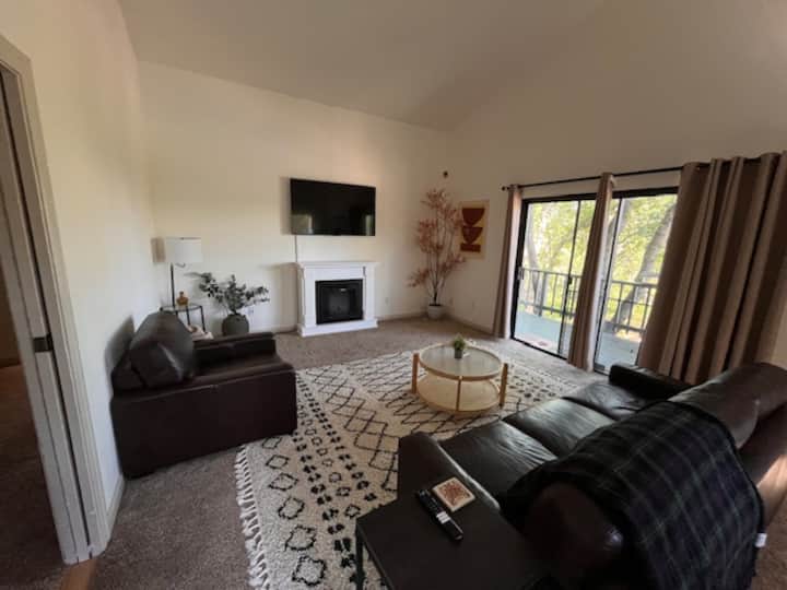 Bright, Cozy Living Space With Beautiful Views - Red Bluff, CA