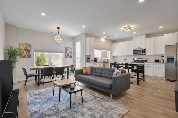 4br Luxury Stay, Fully Furnished, Pickleball Court - Naperville, IL