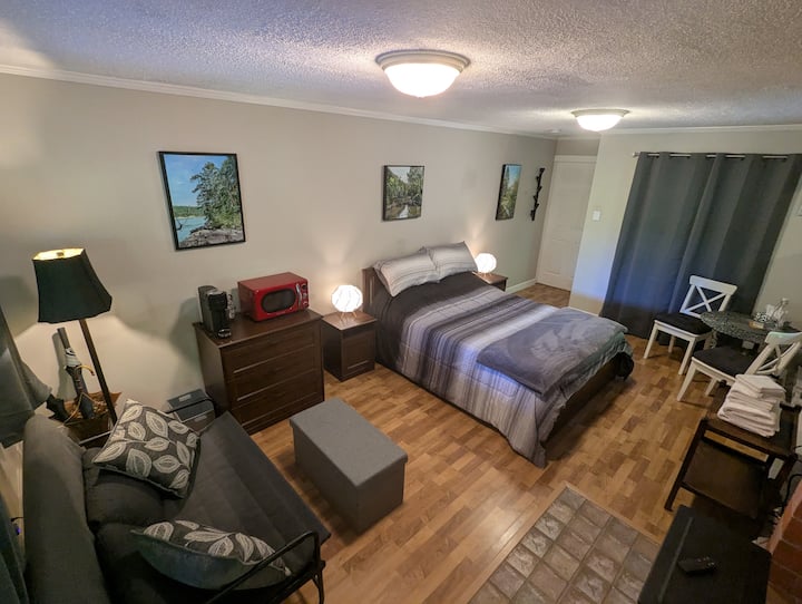 Guest Hideaway For 2 – Private Entry - Pender Island