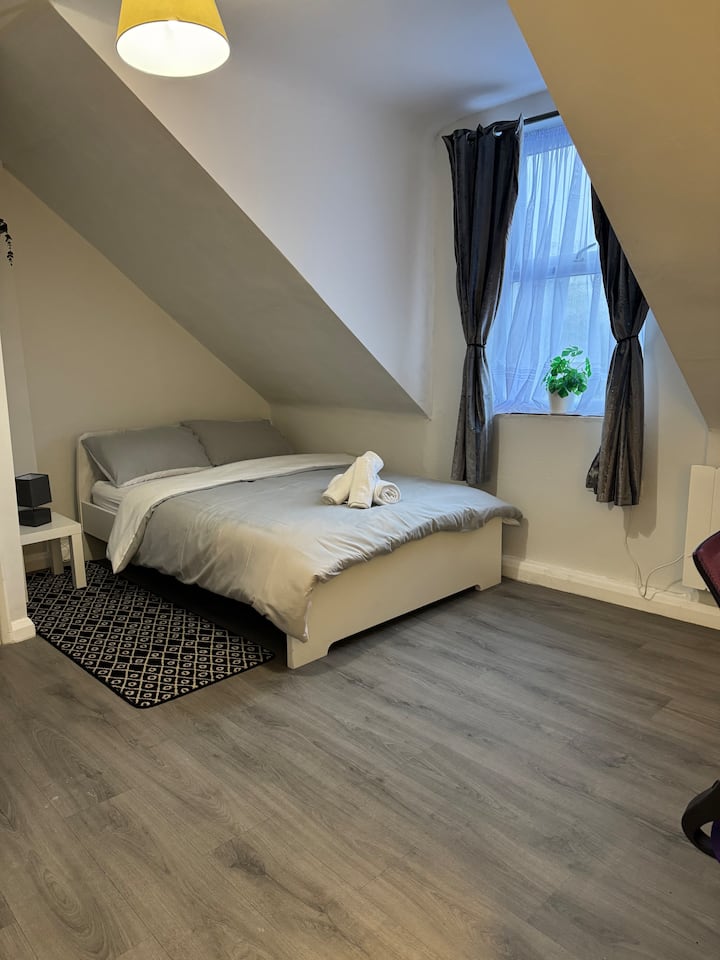 Loft Studio –With Private Ensuite & Kitchenette - ハーペンデン