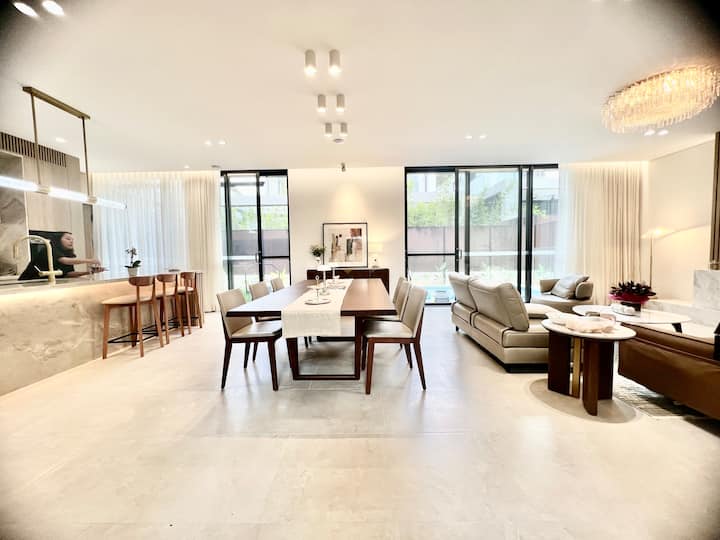 Luxury 5 Br Retreat - Pool, Cinema, Stylist Living - Ryde
