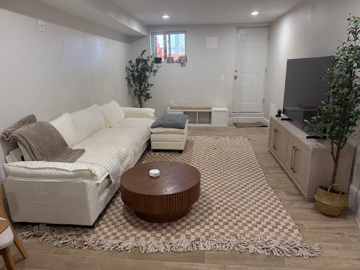 Spacious One Bed Apt W/ Parking Pad - Baltimore, MD