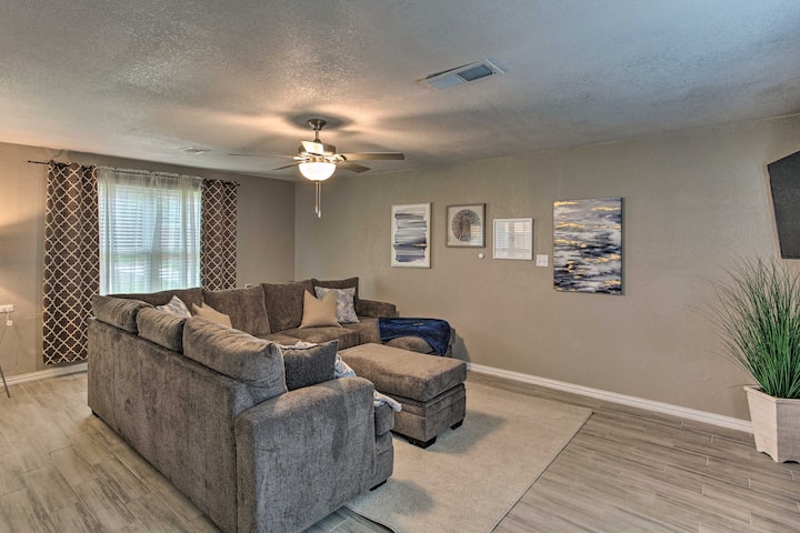 Spacious East St Retreat | Walk To At&t Stadium - Arlington, TX