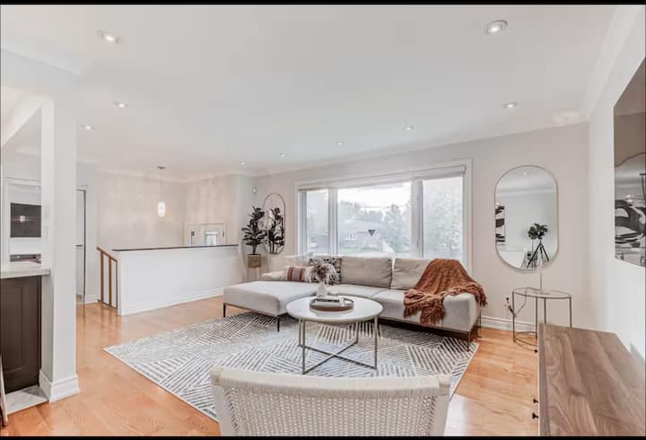 Bright 3br Home W/ Parking In Toronto - Toronto