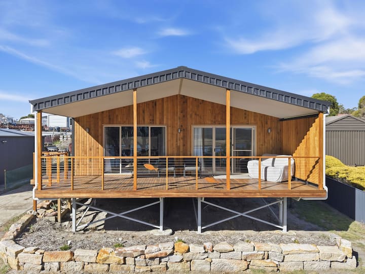 Tranquil Escape By The Water - Triabunna