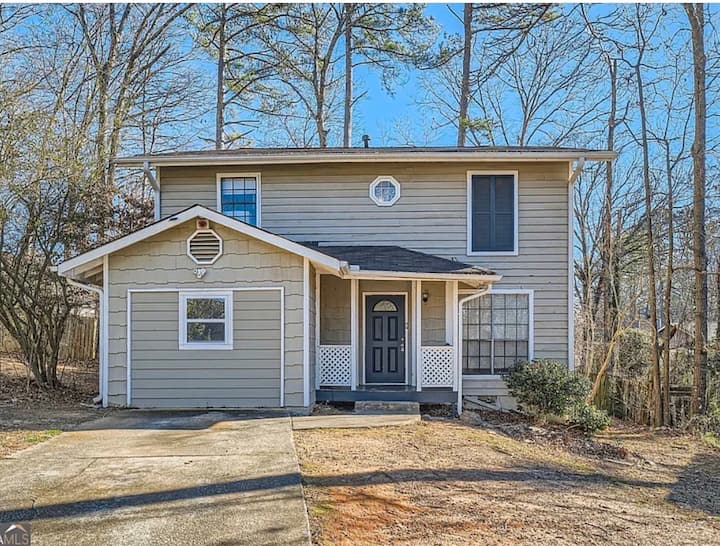 The Noir Nest, Stylish Retreat Near Airport - Riverdale, GA