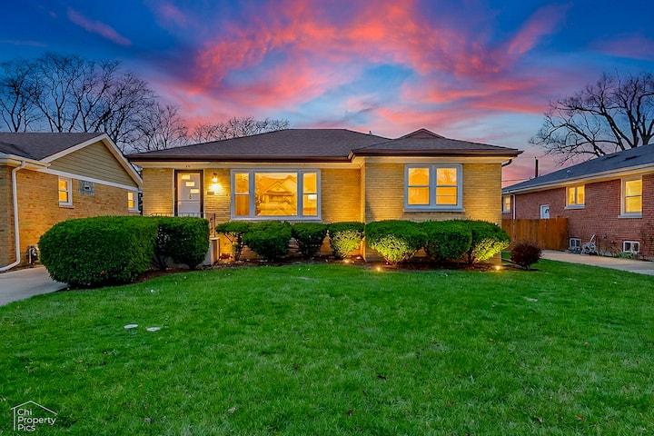4br Home W/2 Living Rooms | Families & Long Stays - Des Plaines, IL