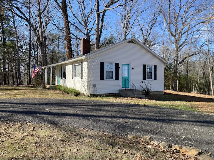 Teal Door Cottage In The Woods - Bedford, VA