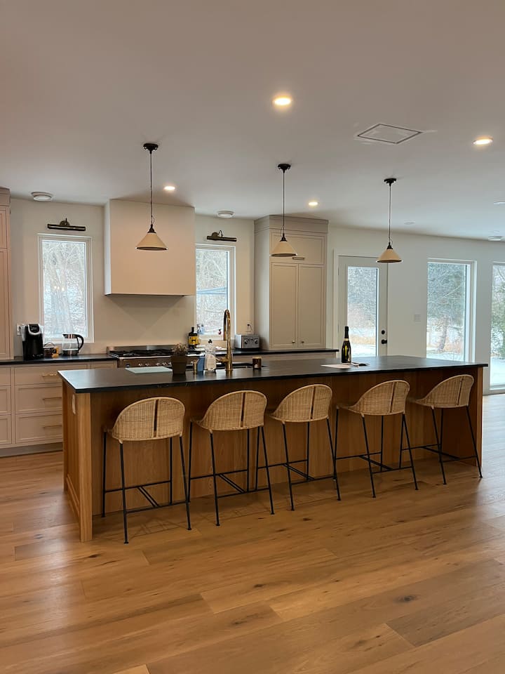 Exhale Here: Peaceful + Playful Family Home - 桑伯里