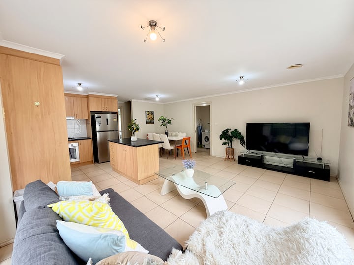 A04-silverleaf: 6 Bedroom 2.5 Bath Family Home - Canberra