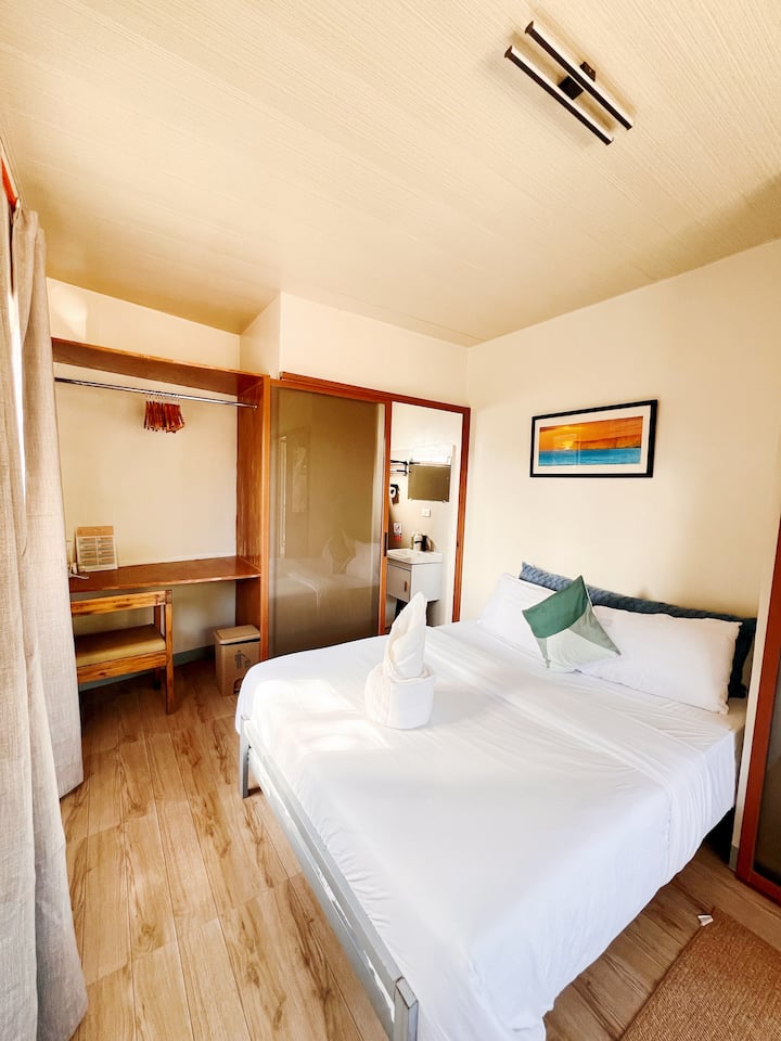 Who's Gloria Villa - El Nido