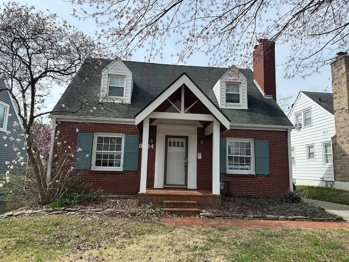 Best Location 3 Bed 1.5 Bath Home 2 King 1 Queen - Louisville, KY