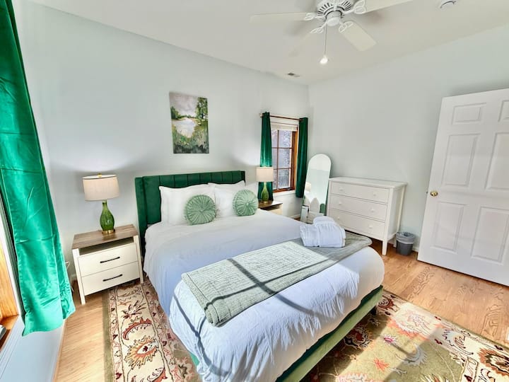 Queen Bed In Arlington - Green Bedroom - Arlington, VA