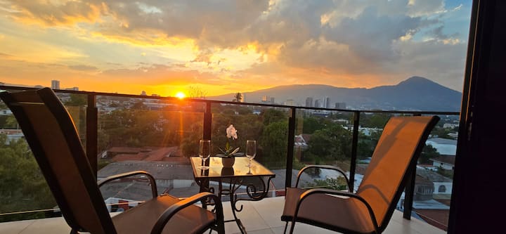 Vista Al Volcán | Atardeceres Y Loros En Vuelo - El Salvador