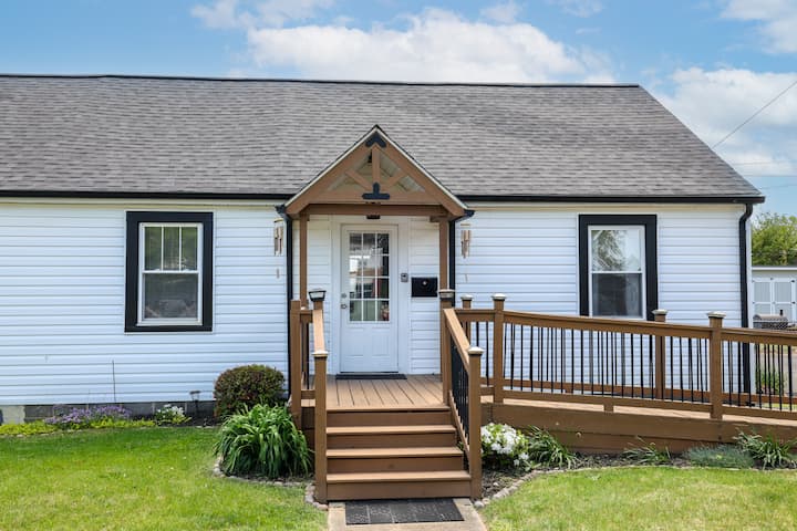 Charming 1950s Bungalow Near Downtown Fxbg. - Fredericksburg, VA
