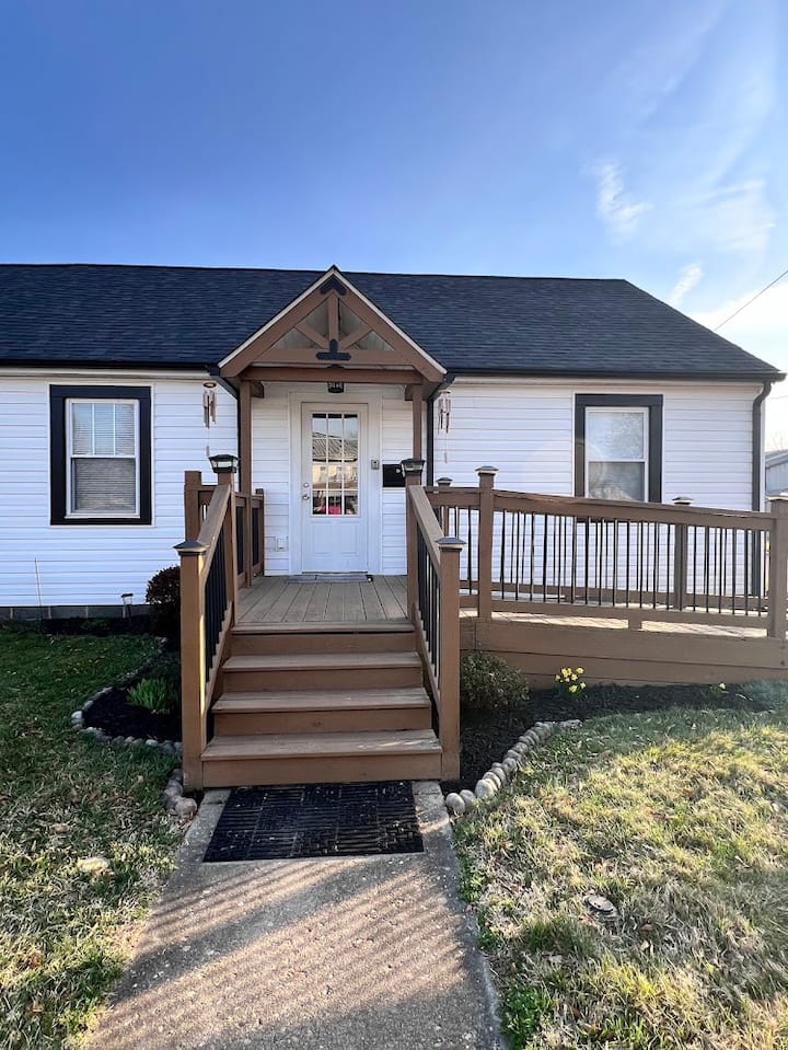 Charming 1950s Bungalow Near Downtown Fxbg. - Fredericksburg, VA