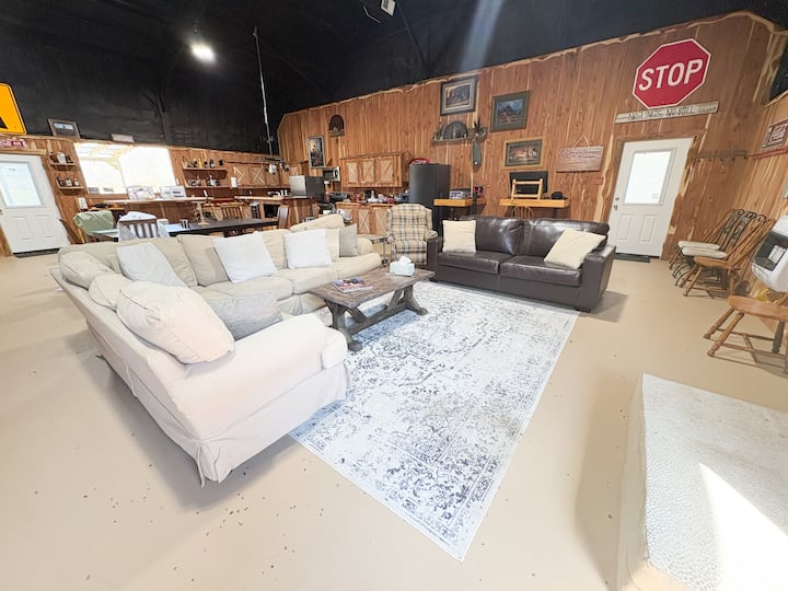 Secluded 80-acre Getaway - Private Retreat Lodge - Palestine, AR