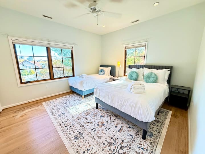 Blue Bedroom - View Of National Landing! - Arlington, VA
