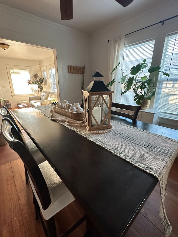 Centrally Located Craftsman Bungalow - 유리카